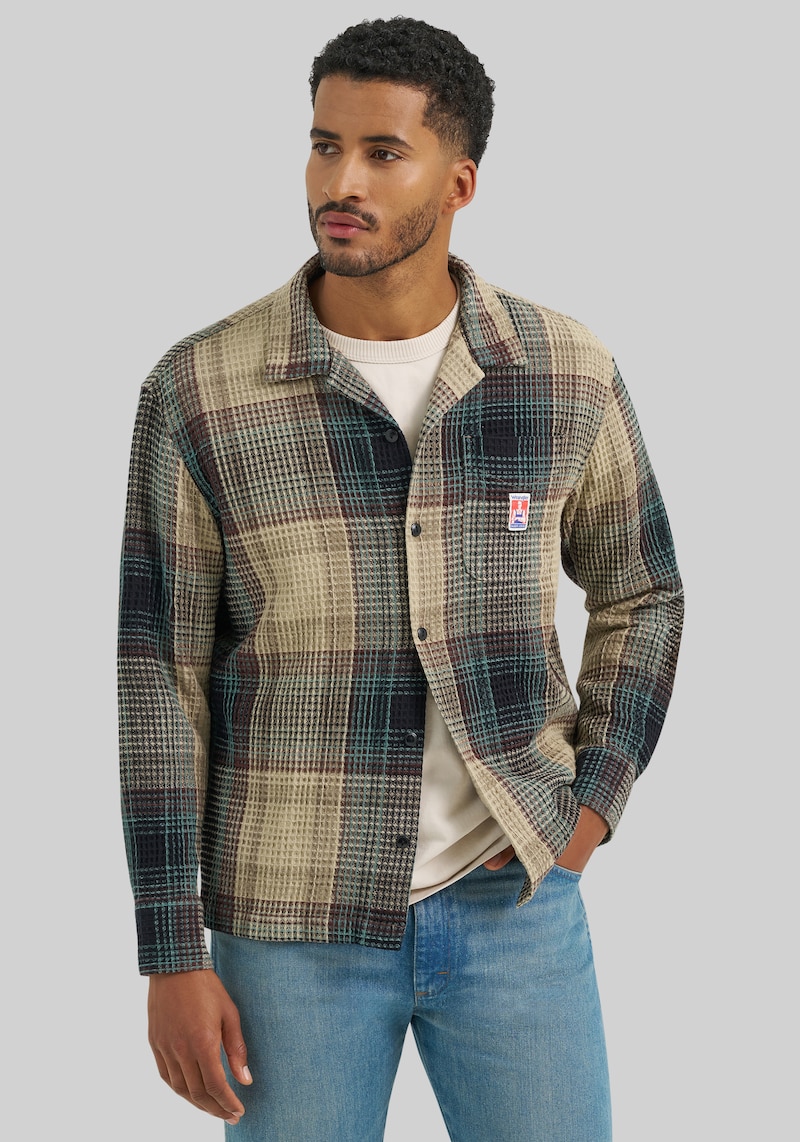 Click here for Mens Wrangler Tailored Fit Casey Jones Resort Shir... prices